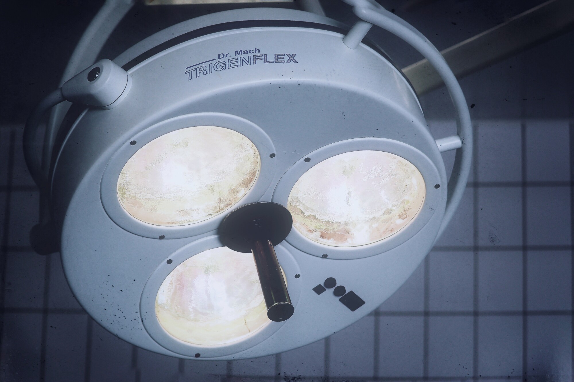 Surgical Operating Room Lights: Maintaining Sterility and Efficiency ...